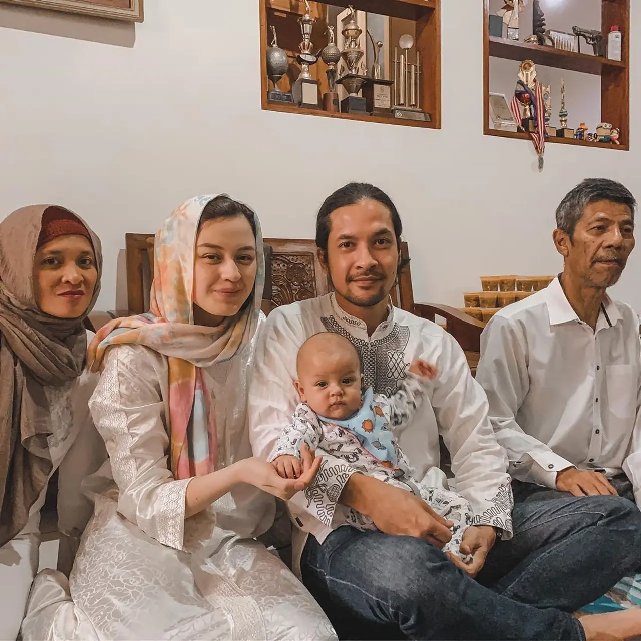 Ayah Edward Akbar Meninggal Dunia, Ini 5 Momen Kenangannya - Hot ...