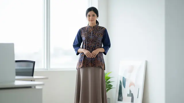 7 Kemeja Batik Wanita Kerah Shanghai Model Loose Fit untuk Kerja Casual ...