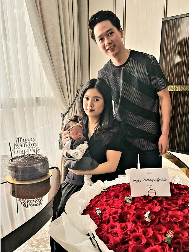 7 Potret Bahagia Kevin Sanjaya di Ultah Valencia Tanoe, Beri Kado ...