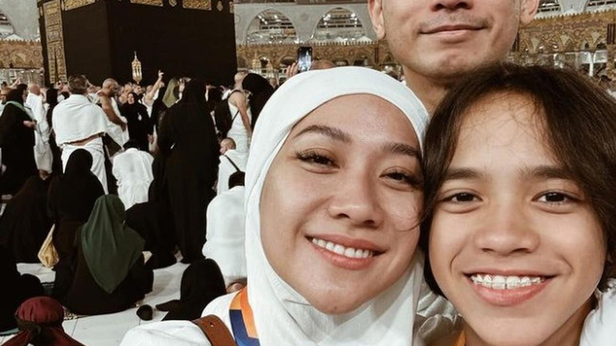 Potret BCL Umroh Bersama Noah dan Tiko, Dinilai Lebih Cantik dan Anggun Pakai Kerudung ...