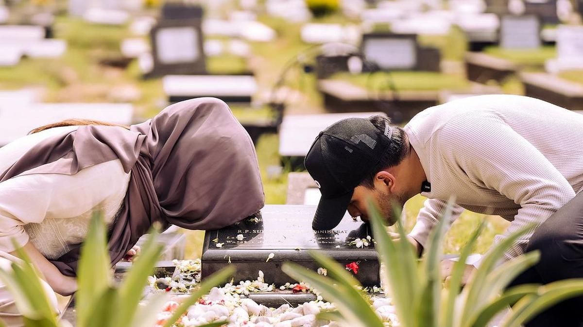 Thariq Halilintar Cium Nisan Adjie Massaid, Minta Izin Nikahi Aaliyah: Namanya Sudah di Hati ...