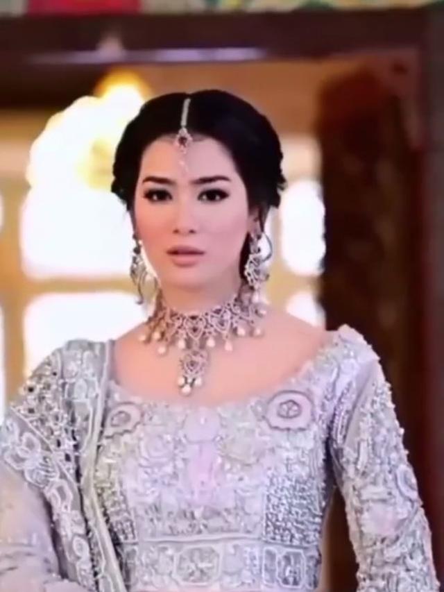 6 Potret Bunga Zainal Pakai Lehenga, Gayanya Bak Pengantin India - Hot ...