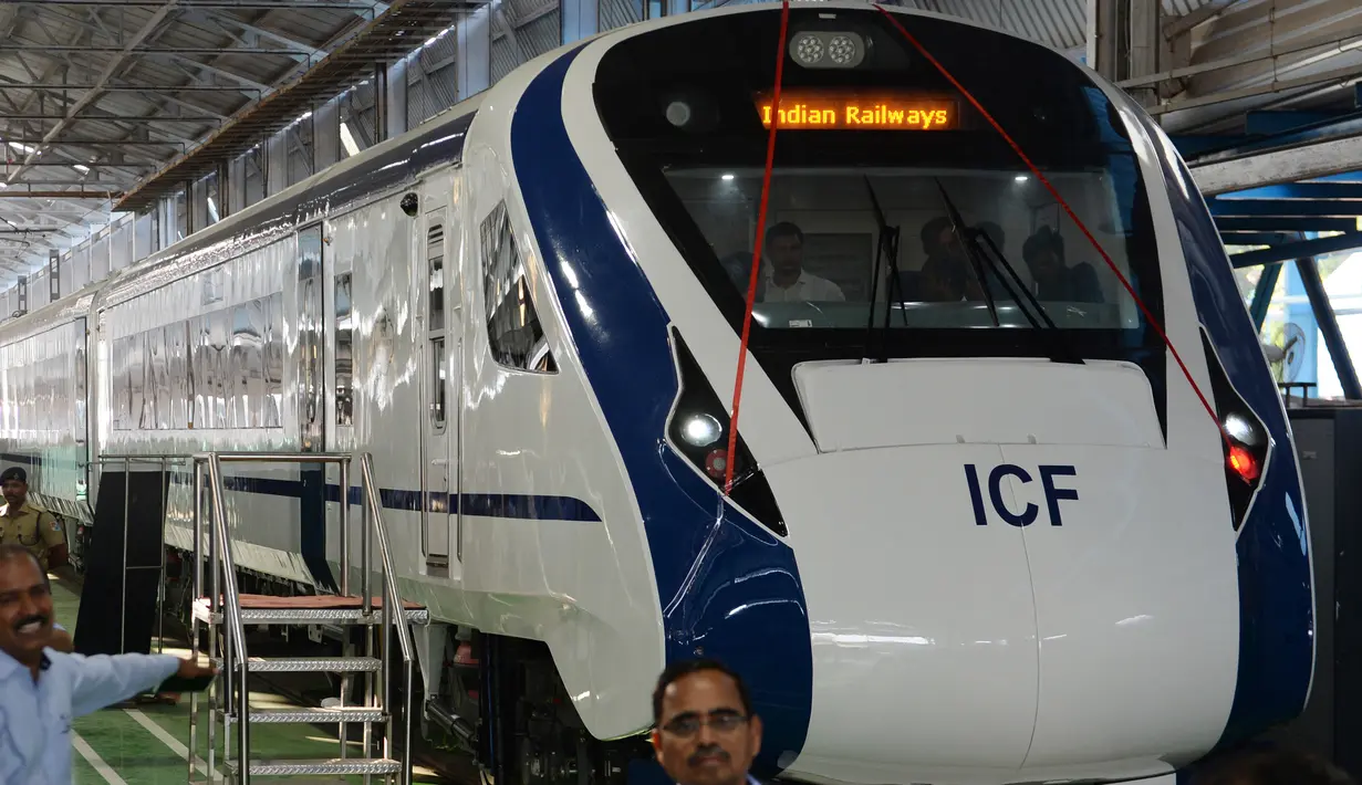 FOTO: Train 18, Kereta Pertama Tanpa Awak di India - Foto Liputan6.com