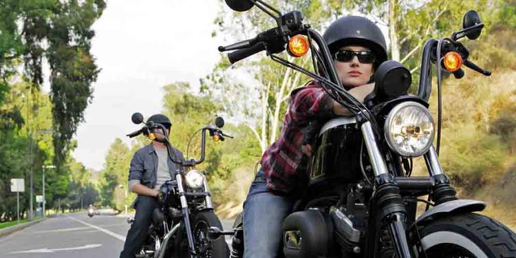 Pengendara Motor ini Tiba-tiba Nangkring di Atap Mobil - Berita Otosia.com