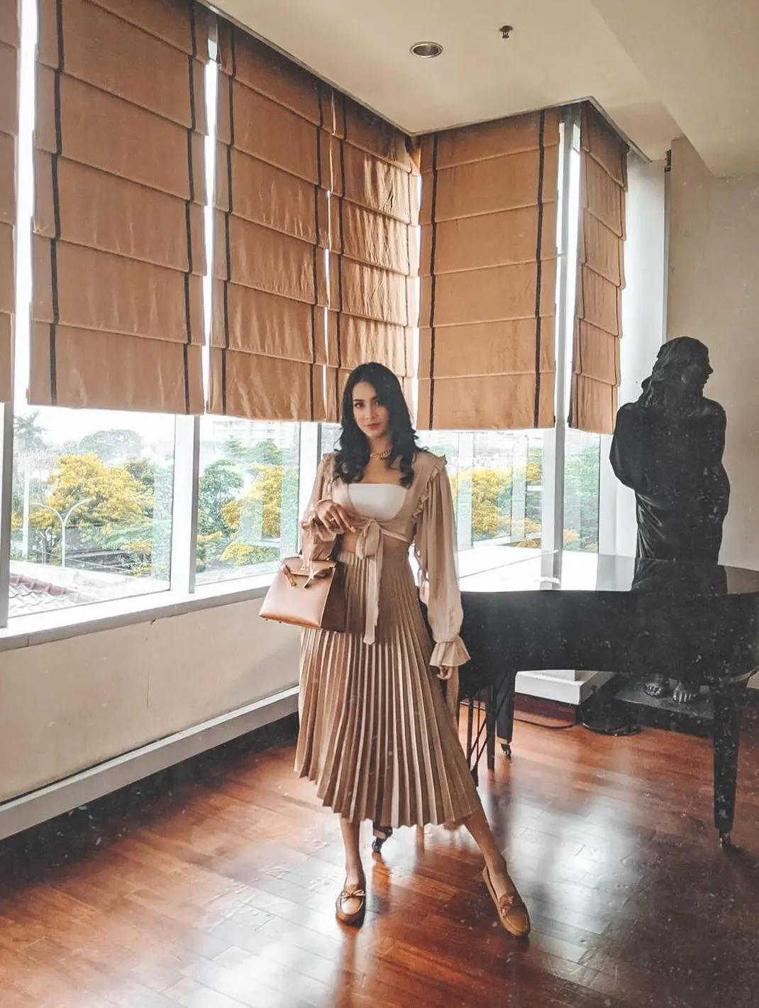 8 OOTD Rok Plisket ala Artis, dari Anya Geraldine hingga Luna Maya