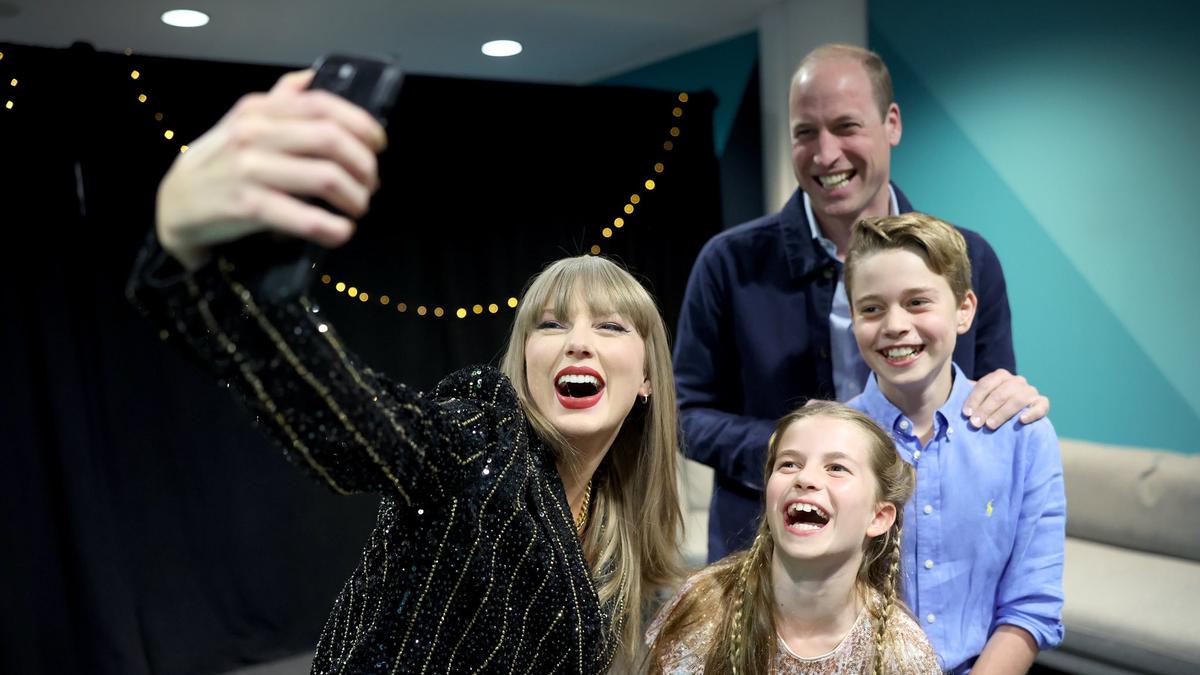 Gaun Pink yang Dipakai Putri Charlotte Nonton Konser Taylor Swift ...