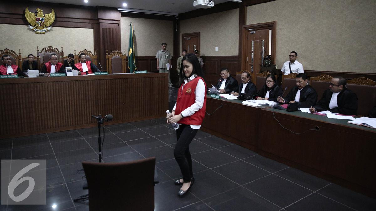 Sidang Perdana Usai, Jessica Wongso Lempar Senyum - News Liputan6.com