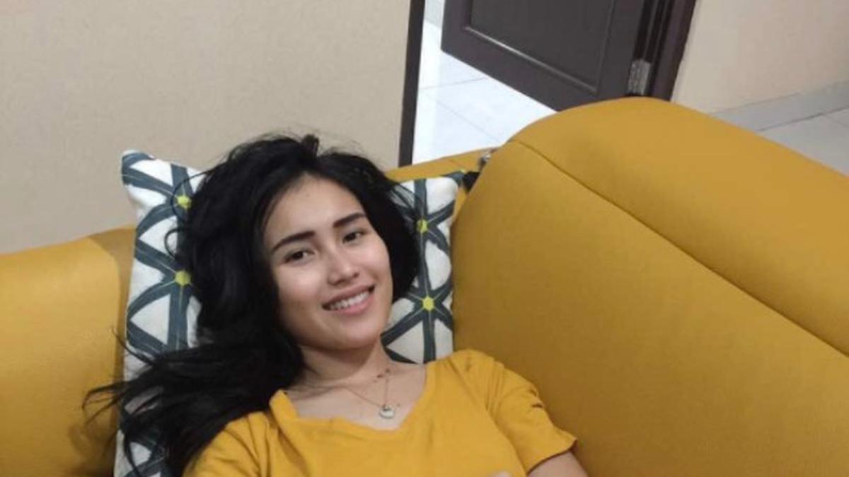 Pamer Paha Mulus Ayu Ting Ting, Ibunda Diserang Haters - ShowBiz Liputan6.com