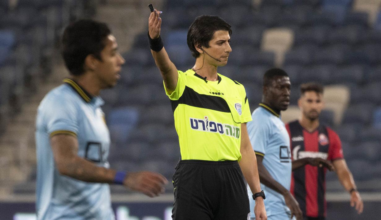 FOTO: Wasit Sepak Bola Transgender Pertama Israel Turun ke Lapangan
