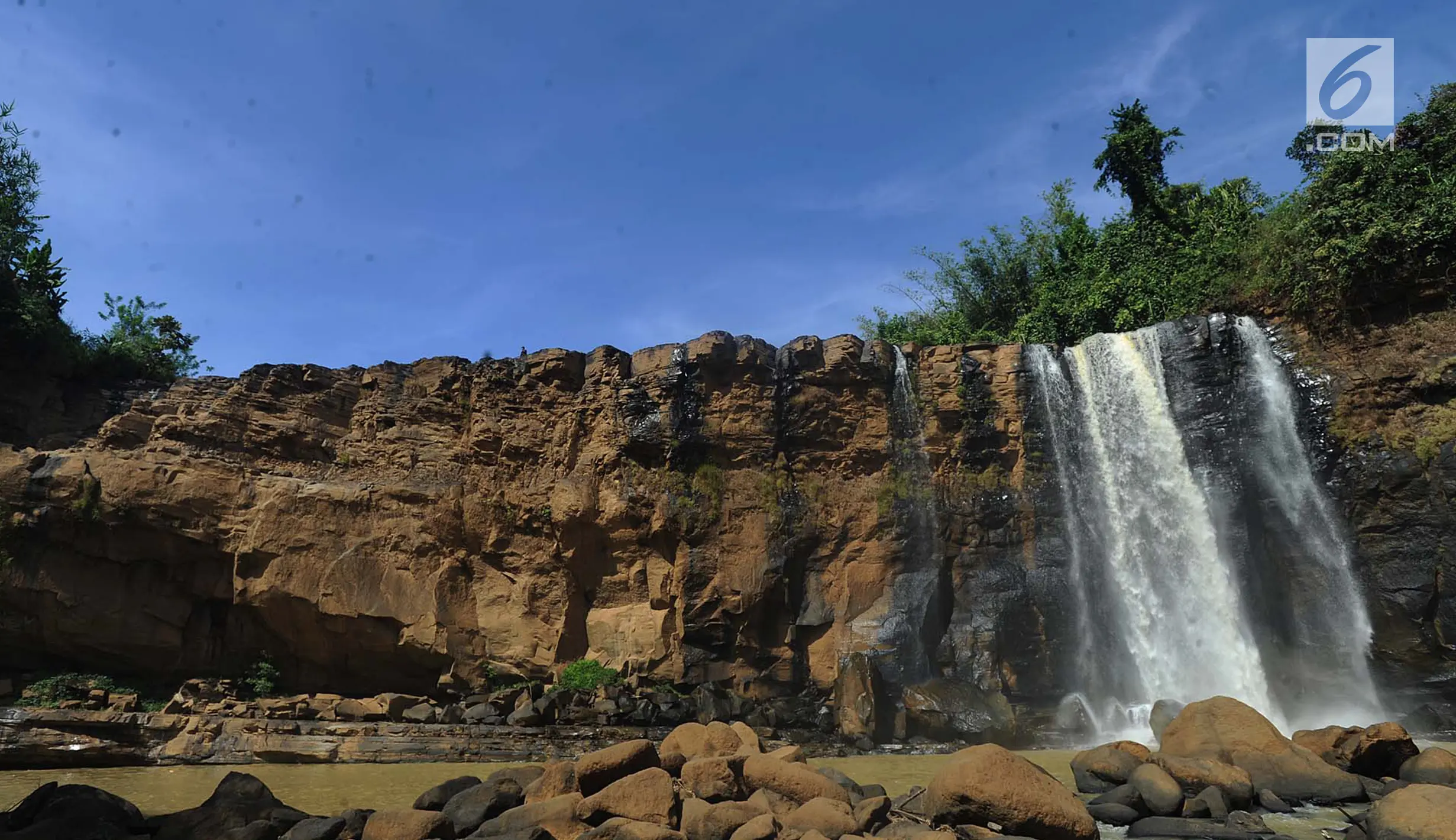 FOTO: Menikmati Pesona Curug Awang yang Jadi Ikon Ciletuh Geopark ...