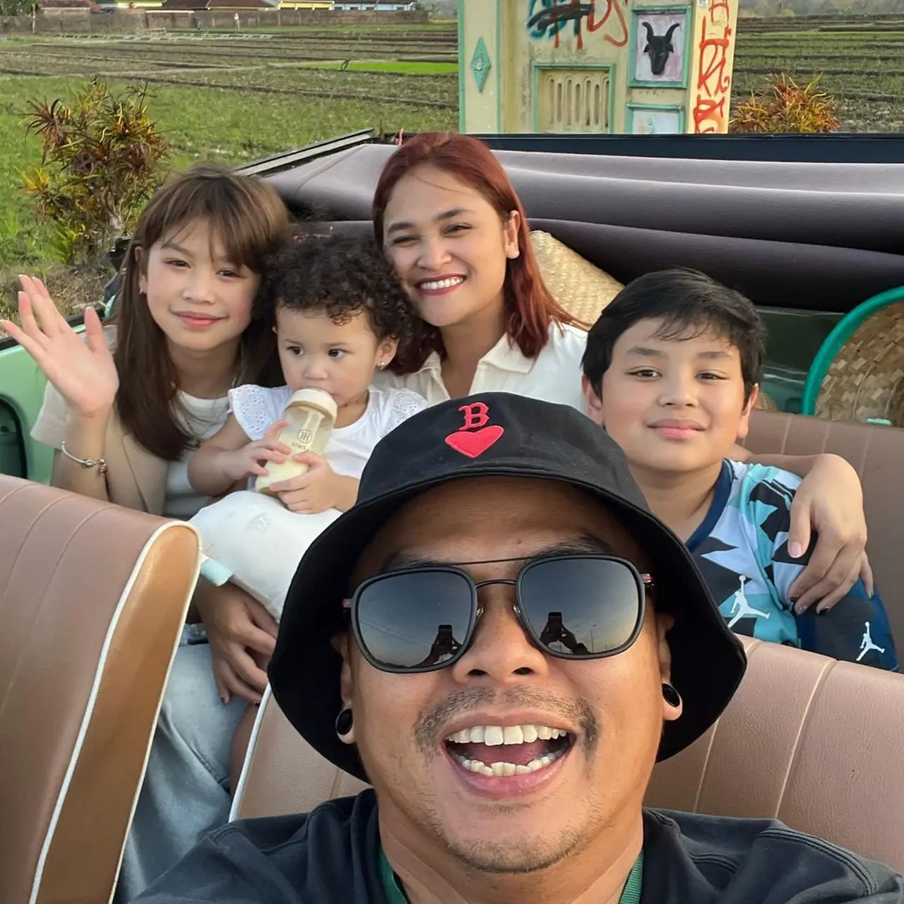 7 Potret Liburan Keluarga Wendi Cagur di Jogja, Penampilan Putri ...