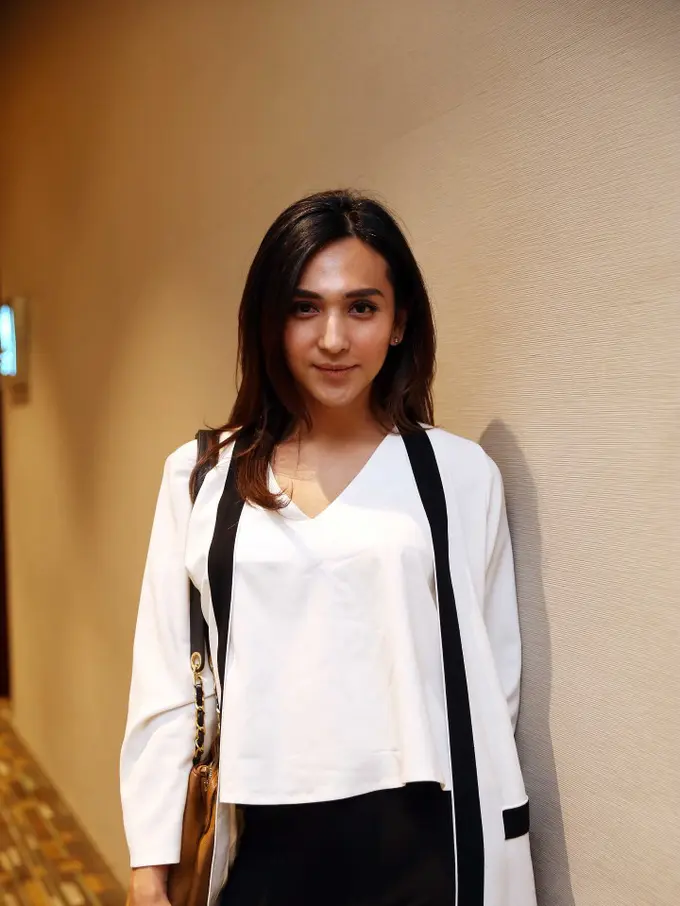 Gaya Seksi Dena Rachman dalam Balutan Bikini - Entertainment Fimela.com