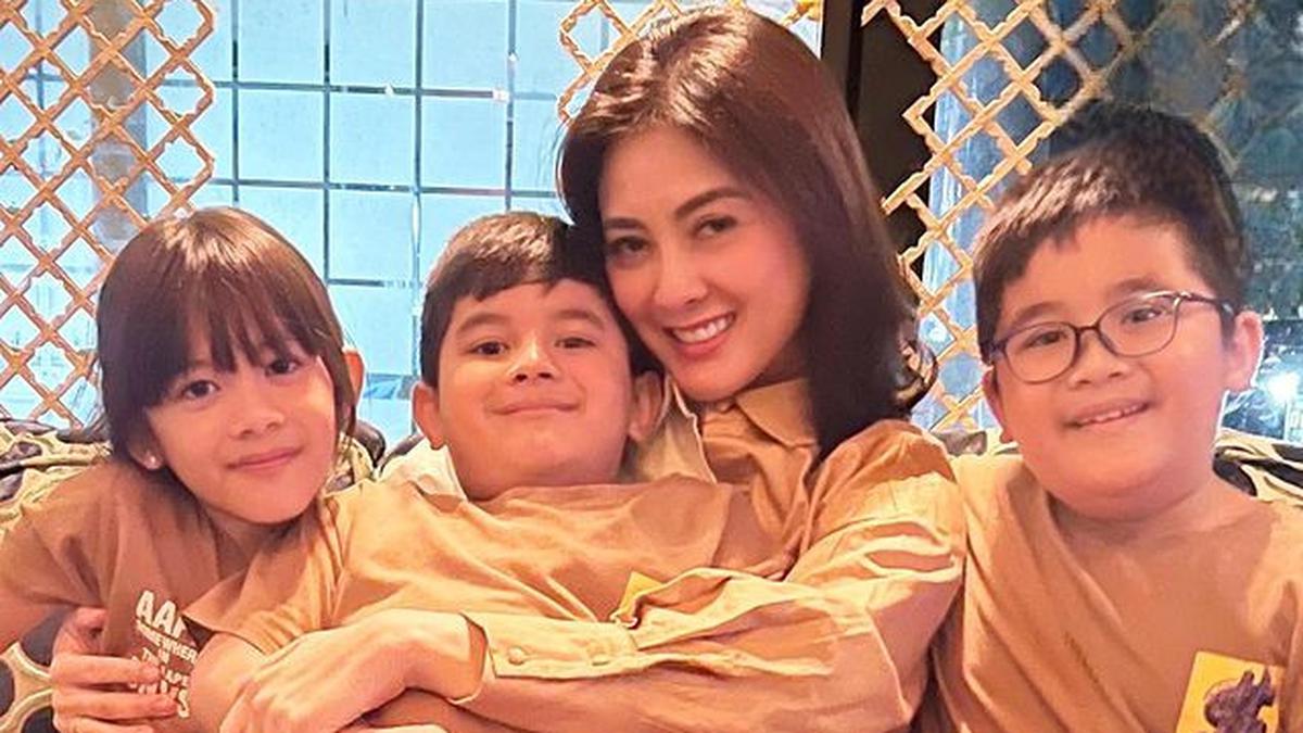 Resmi Cerai, Potret Dhena Devanka Mantan Istri Ijonk Bersama Tiga Anaknya