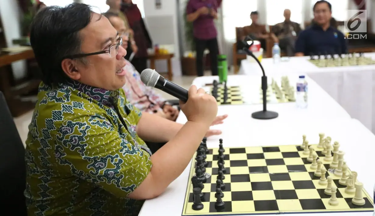 FOTO: Aksi Cerdas Barus saat Bertanding Catur Melawan Bambang ...