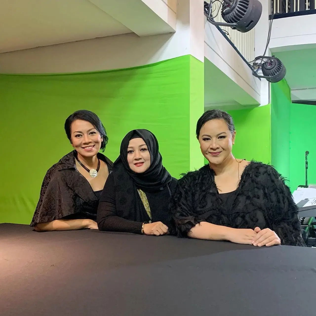 6 Hit Besar Karya Dewi Lestari, yang Ulang Tahun ke-44 Hari Ini 20 ...