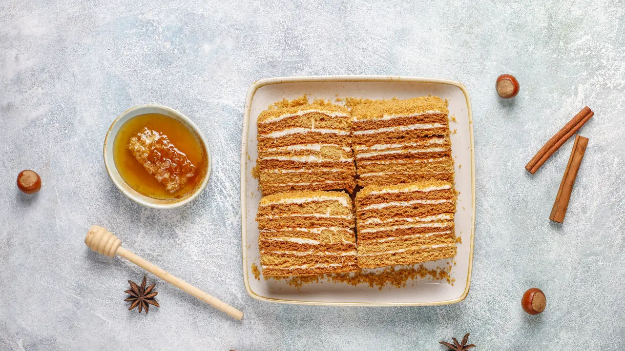 6 Spikoe Resep Kuno, Warisan Kue Lapis Surabaya yang Melegenda ...