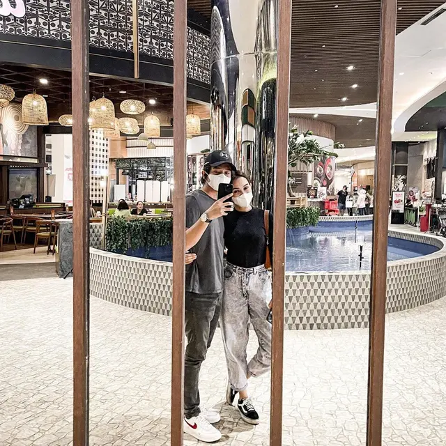 1 Tahun Pacaran, Ini 6 Potret Kebersamaan Arbani Yasiz dan Kekasihnya ...