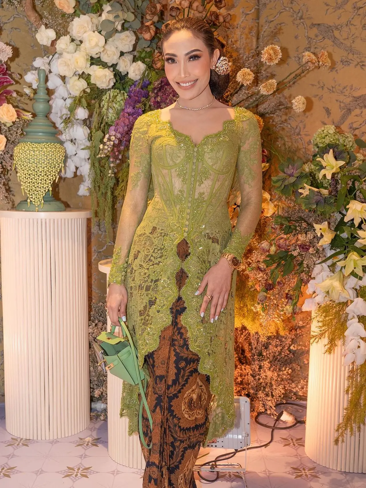Potret Mewah dan Elegan Ayu Dewi Kenakan Kebaya Hijau, Bisa Jadi ...