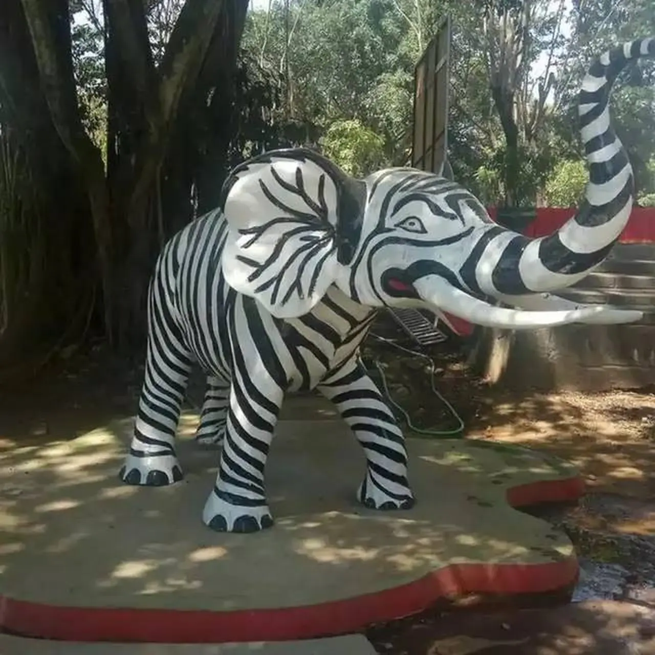 7 Potret Nyeleneh Patung Gajah Ini Bikin Bingung, di Luar Nalar - Hot ...