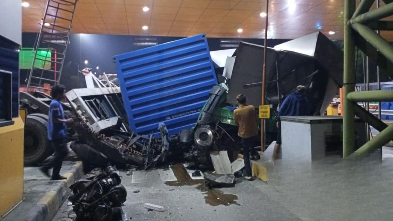 Hanya 6 Gardu Beroperasi Setelah Truk Tabrak Gerbang Tol Ciawi 2