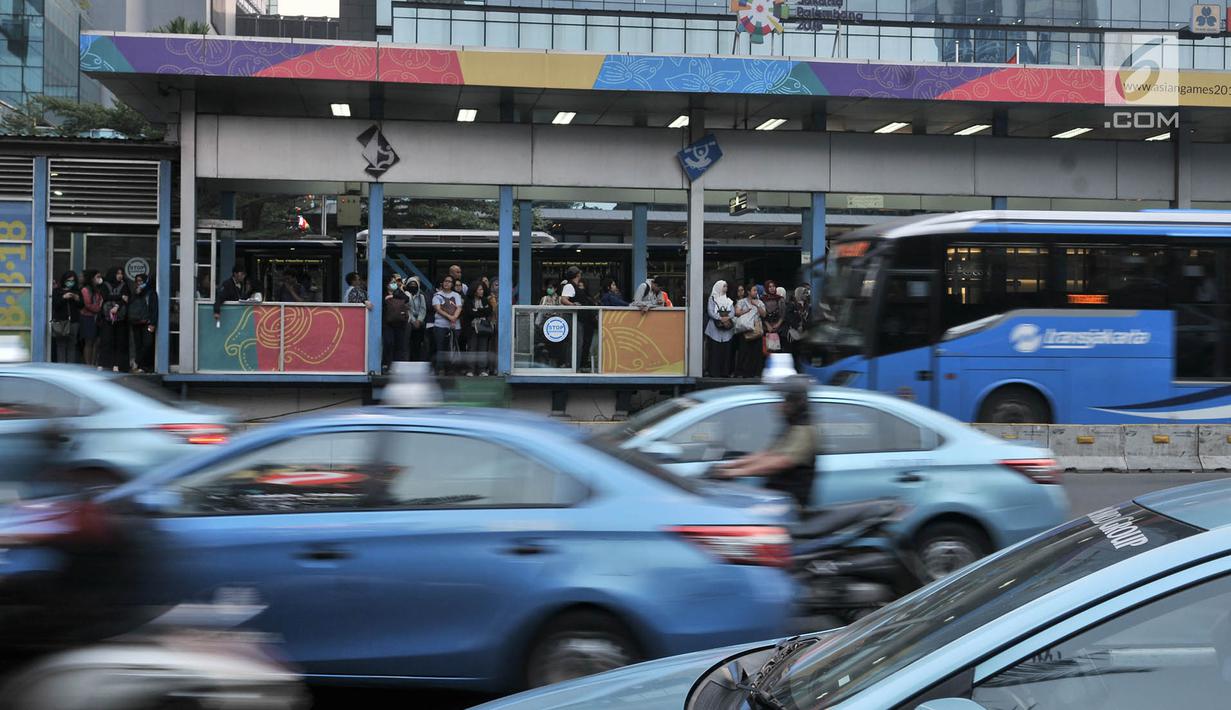 FOTO: Jumlah Penumpang Transjakarta Meningkat 10 Persen - Foto Liputan6.com