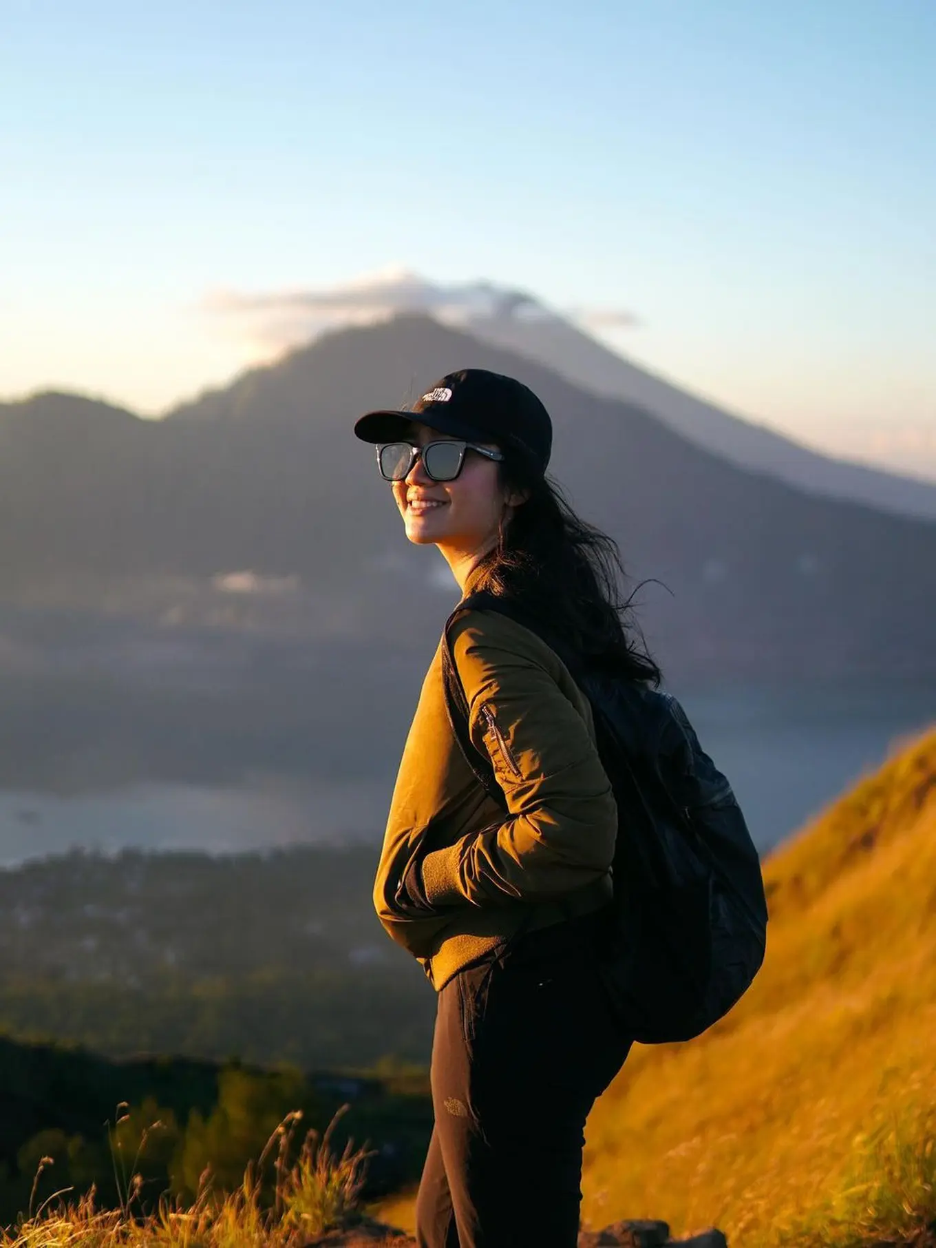 6 Potret Feby Rastanty di Puncak Gunung Batur, Rayakan dengan Makan Mi ...