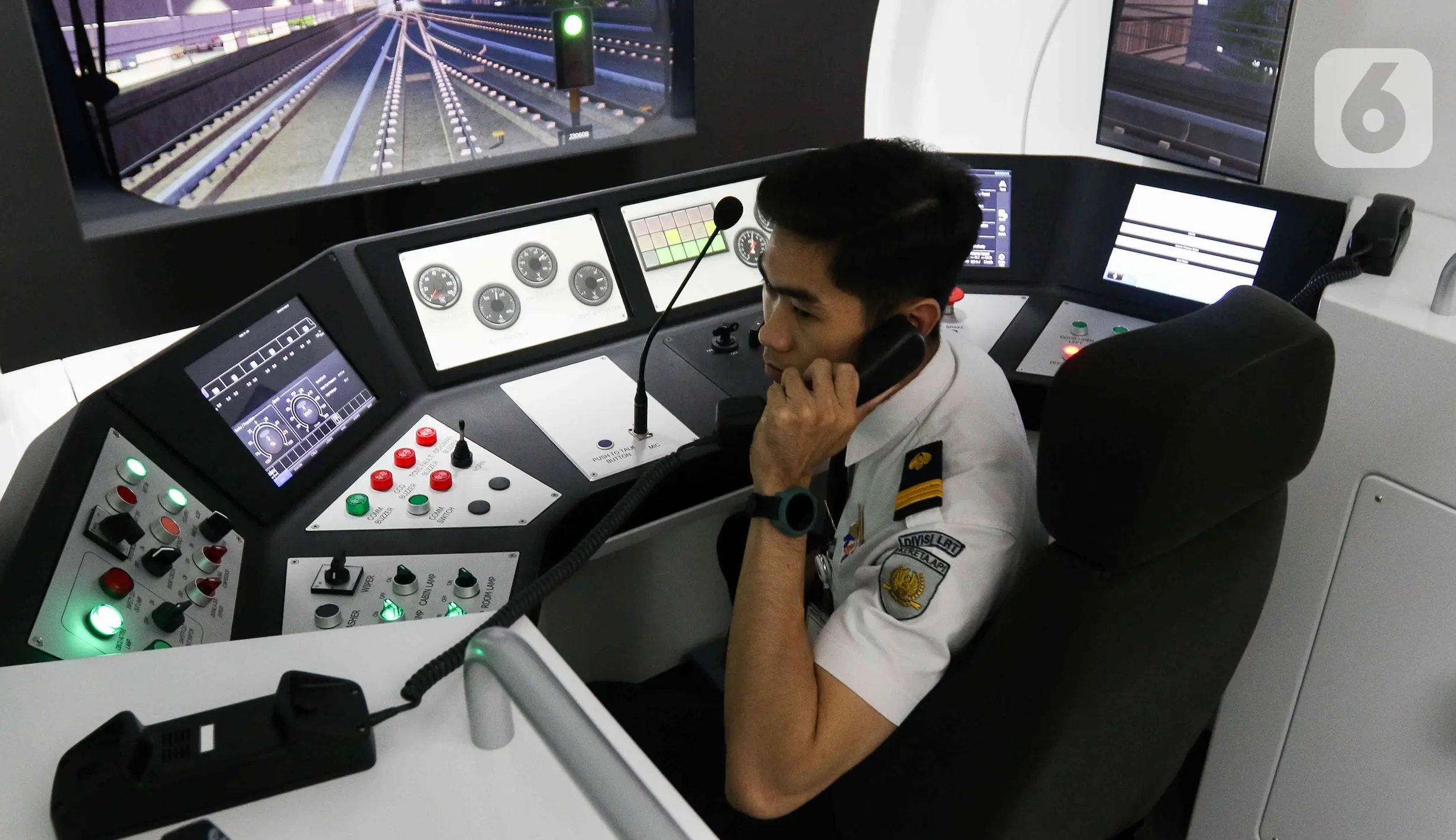 Melihat Ruang Latih Pengendali Kereta LRT Jabodebek - Foto Liputan6.com