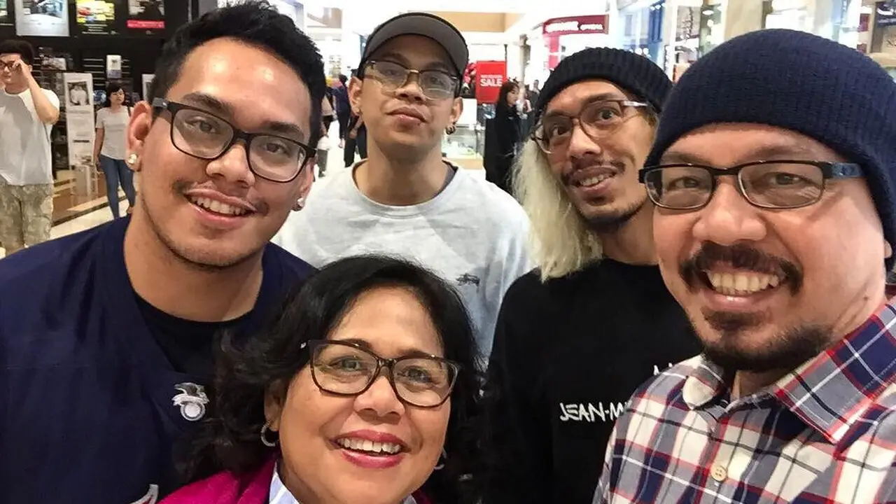 Jarang Terekspos, Ini 6 Potret Andy F. Noya Bersama Keluarga yang ...
