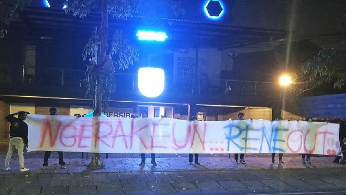 BRI Liga 1: Viking Geruduk Graha Persib, Menuntut Evaluasi Total dan ...