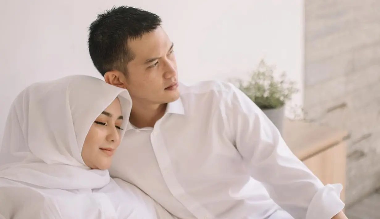 FOTO: Gaya Citra Kirana dan Rezky Aditya Pakai Baju Couple, Kompak - Foto Liputan6.com