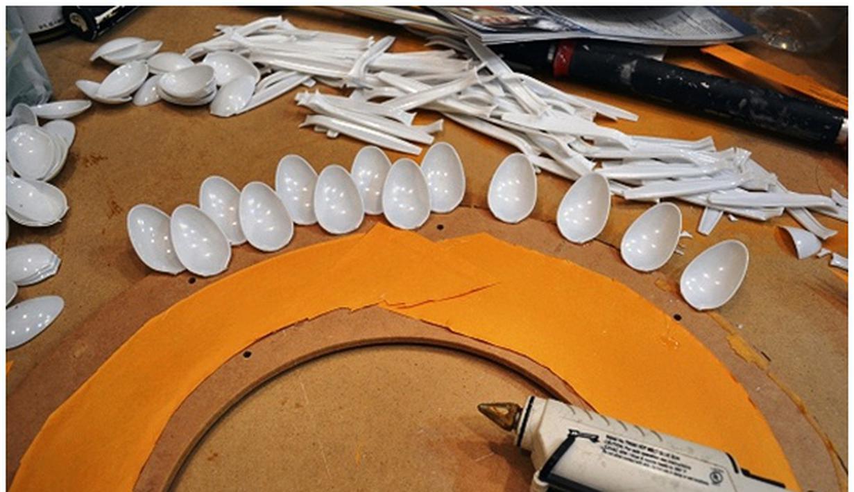 DIY: Frame Cermin Unik Dari Sendok Plastik - Photo Fimela.com