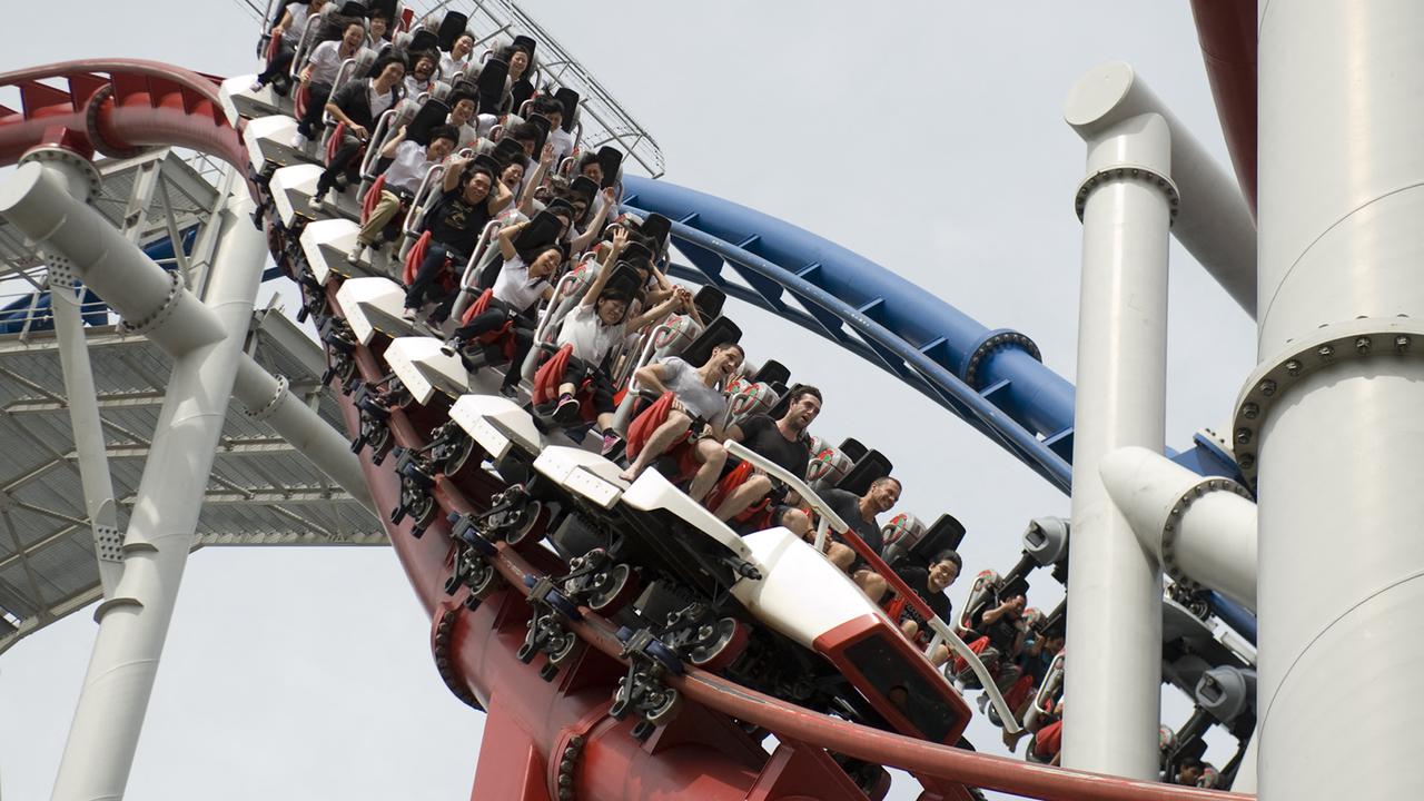 Roller Coaster di Universal Studios Singapura Macet Saat Hujan Deras ...