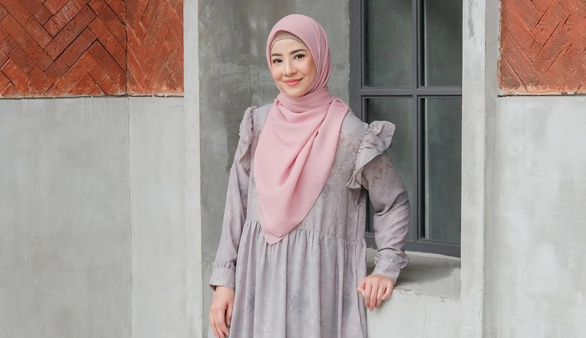 6 Inspirasi Gaya Hijab Syar’i ala Natasha Rizki yang Teduh Menawan - Photo Fimela.com