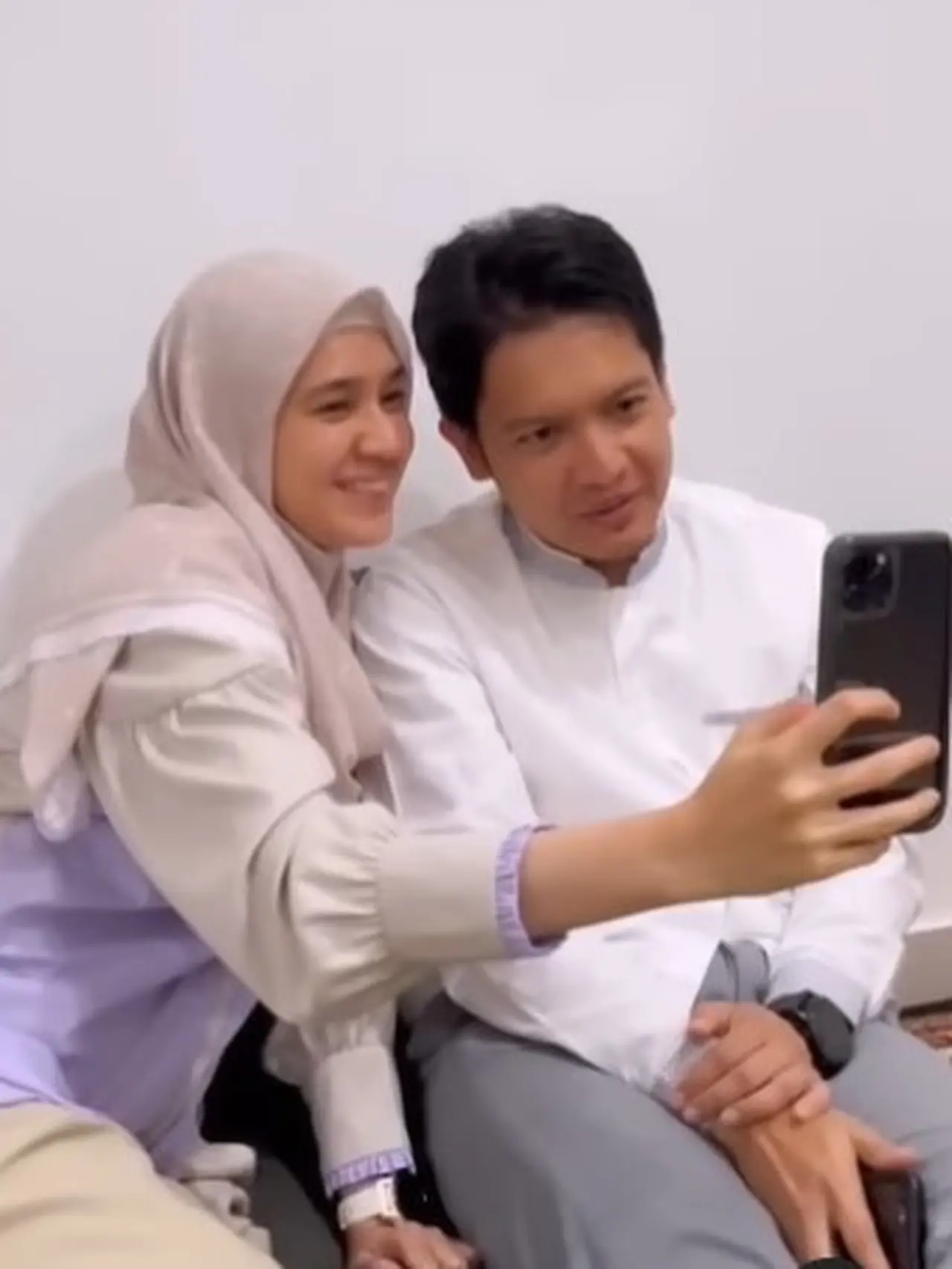 Potret Anyar Pasangan Dhini Aminarti dan Dimas Seto yang Semakin Mirip, Seperti Kakak Adik ...