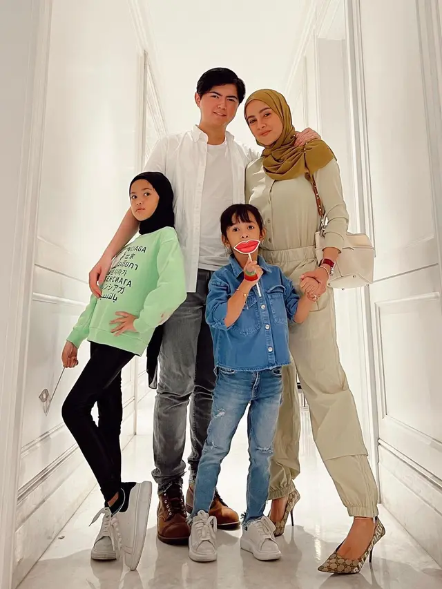 6 Potret Kebersamaan Anak Olla Ramlan, Sean Alexander Bersama Adik Tirinya yang Good Looking ...