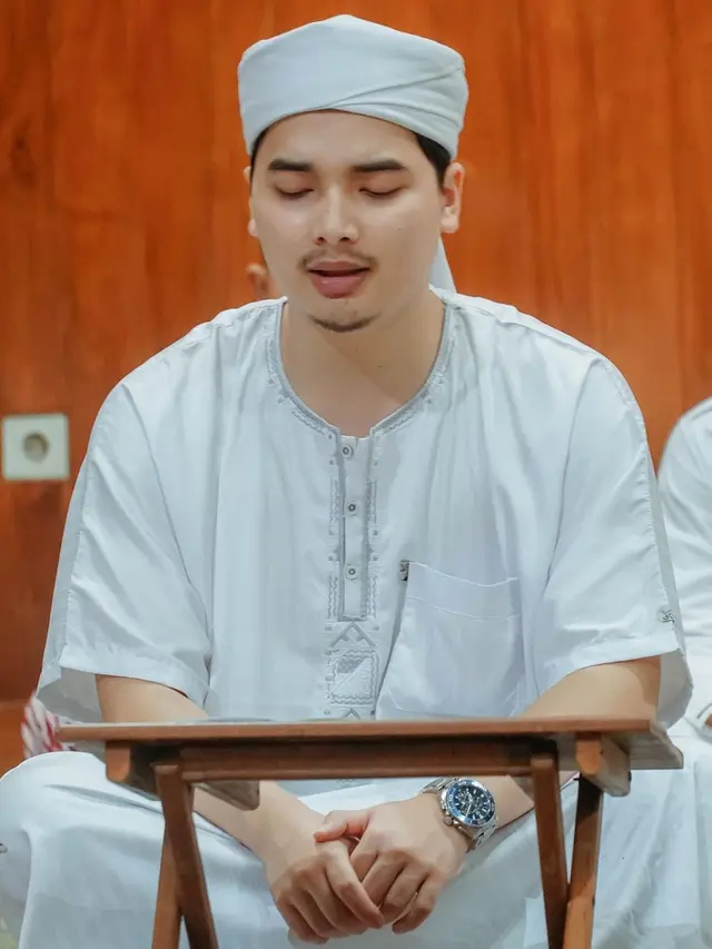 Tangis Alvin Faiz Pecah Saat Cium Kepala Almarhum Habib Hasan - ShowBiz ...