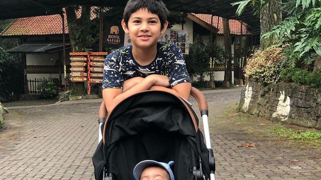 6 Potret Arsen Momong Anak Rifky Balweel dan Biby Alraen, Bak Adik ...
