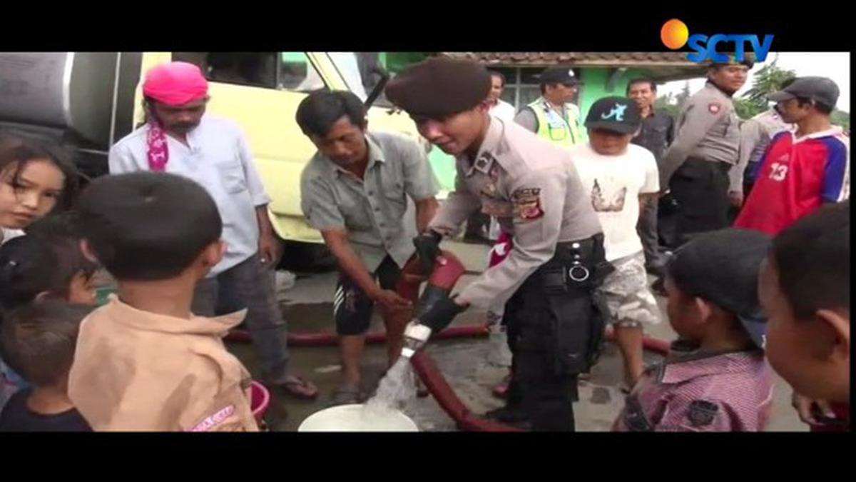 Warga Cimahi Utara Harus Berjalan 1 Km ke Lokasi Air Bersih - News ...