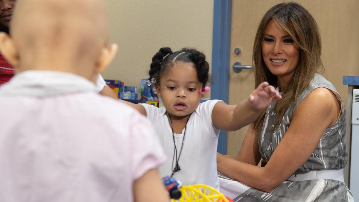 FOTO: Gaya Melania Trump Bermain dengan Anak-Anak di Rumah Sakit