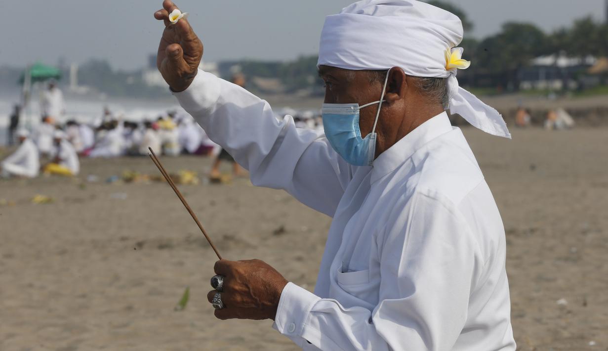 FOTO: Ritual Melasti Jelang Nyepi di Bali - Foto Liputan6.com