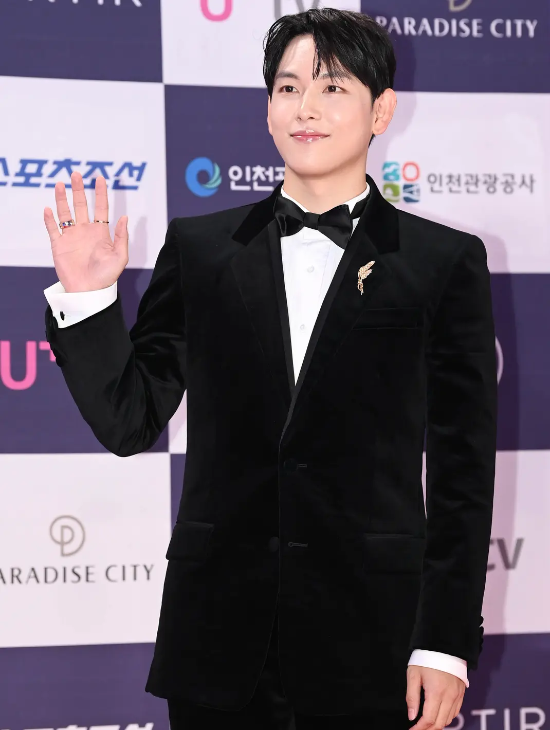 8 Busana Terbaik Artis Korea Selatan di Acara Blue Dragon Series Awards ...