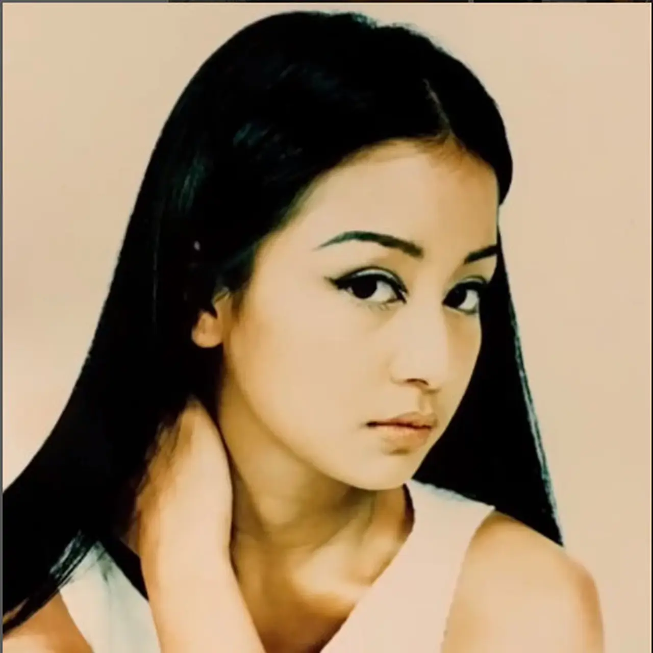 6 Potret Lawas Masa Muda Amara Lingua, Pancarkan Pesona Sedari Dulu ...