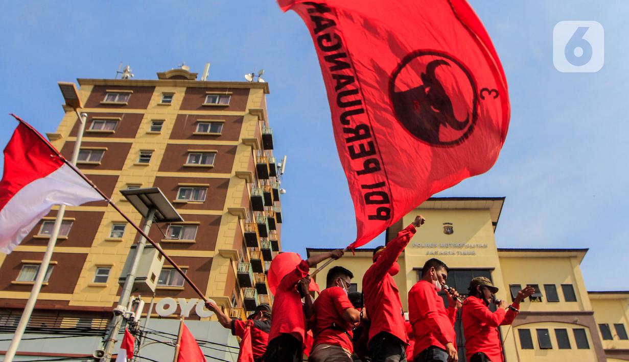 FOTO: Bendera PDIP Dibakar, Kader Datangi Polres Jakarta Timur - Foto ...