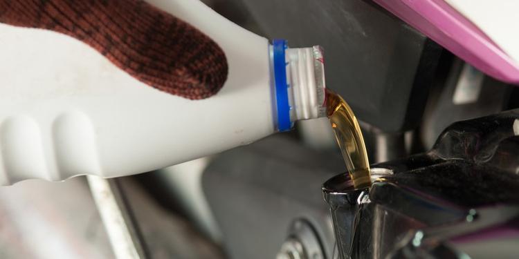 Sering Gonta-Ganti Merek Oli Motor, Apa Efeknya? - Berita Otosia.com