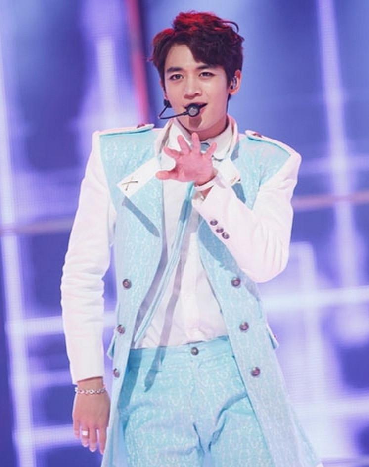 Minho SHINee Juga Masuk Daftar Pria Terseksi 2017 - ShowBiz Liputan6.com
