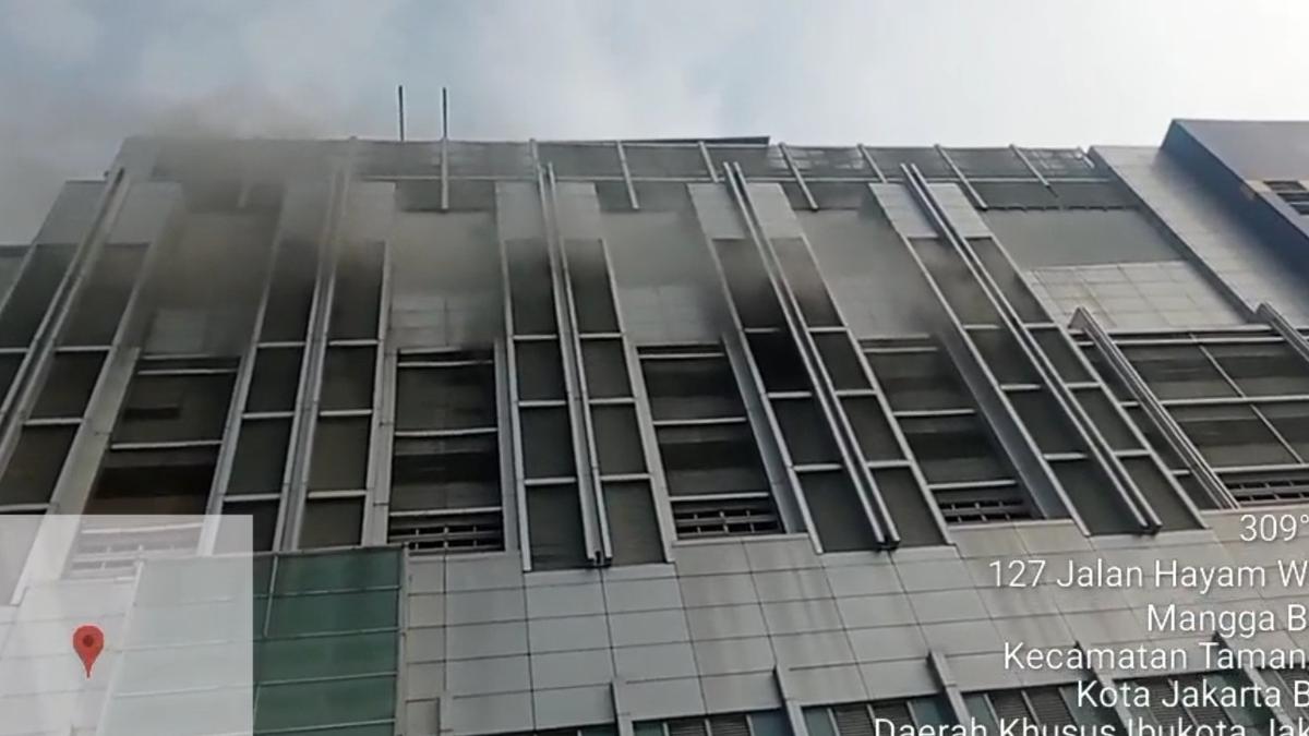 Panel Listrik di Gedung LTC Glodok Jakbar Terbakar Diduga Akibat Korsleting - News Liputan6.com
