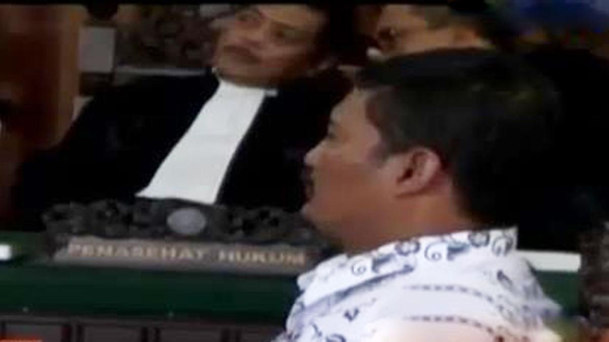 Samhudi Guru Cubit Murid Tetap Mengajar
