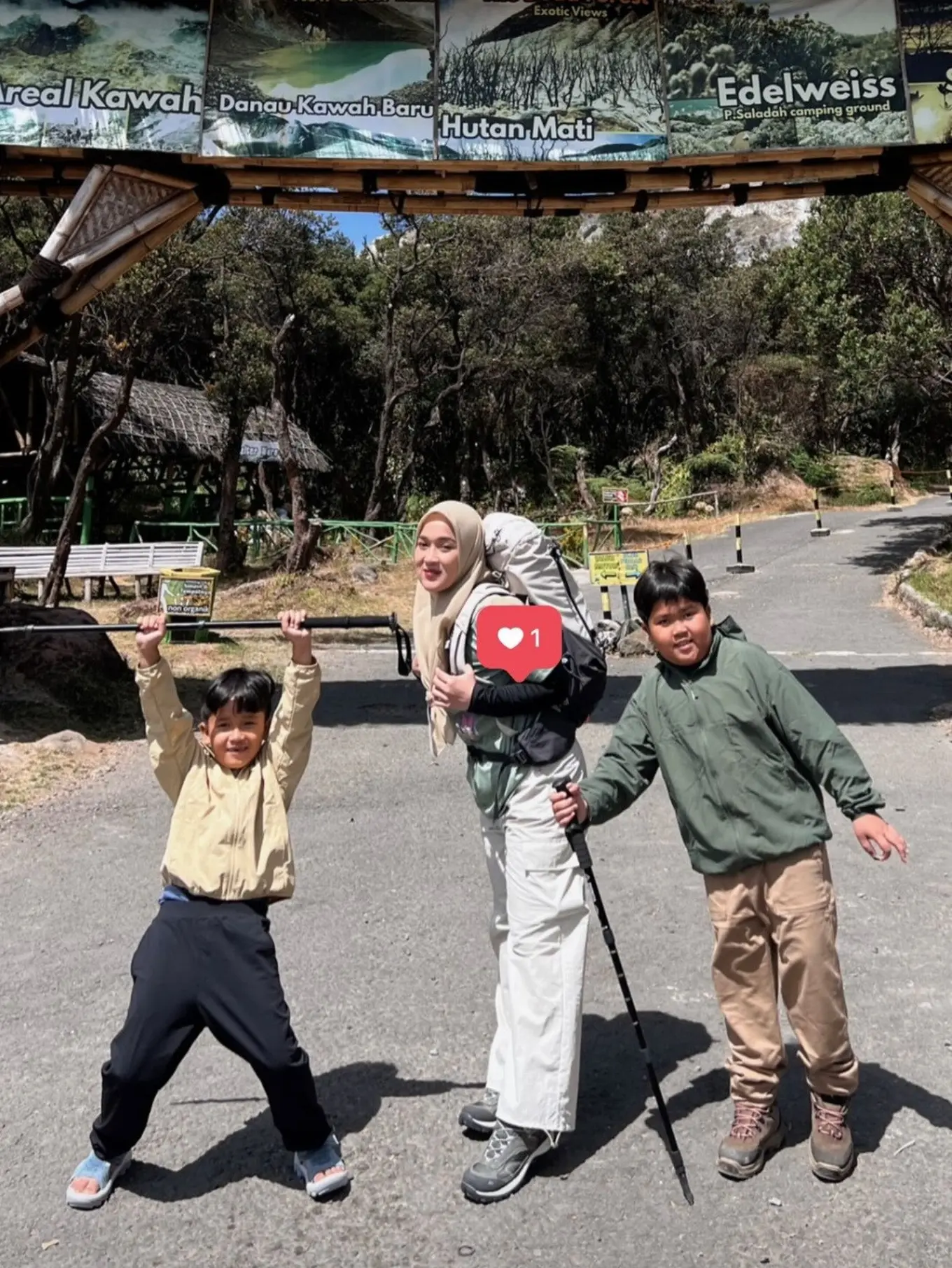 8 Potret Ririe Fairus Ajak Dua Anaknya Naik Gunung, Nikmati Keindahan ...
