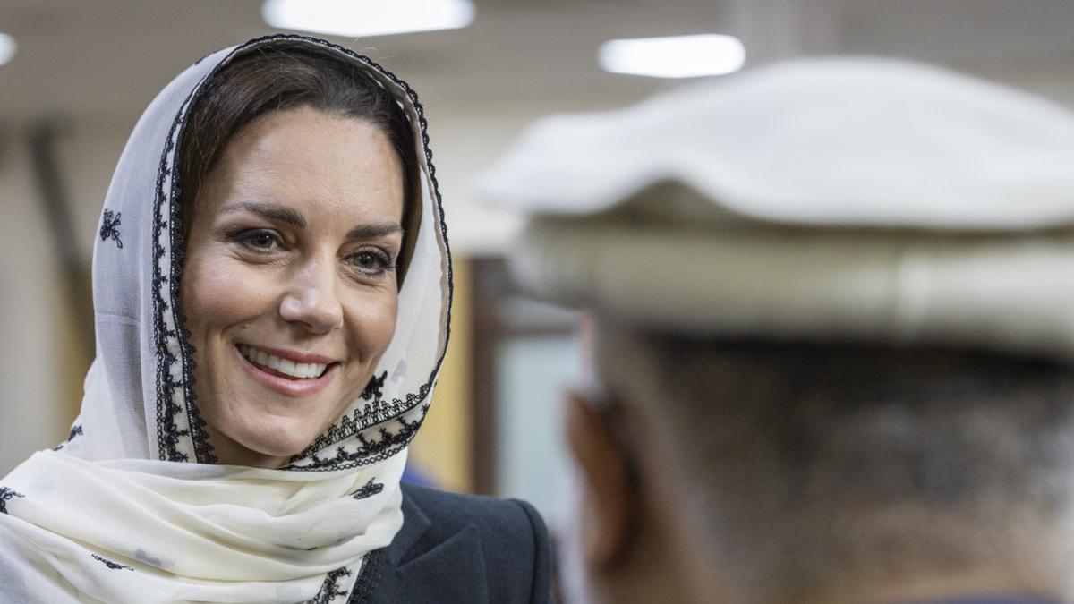 Potret Cantiknya Kate Middleton Berkerdung saat Kunjungi Muslim Centre
