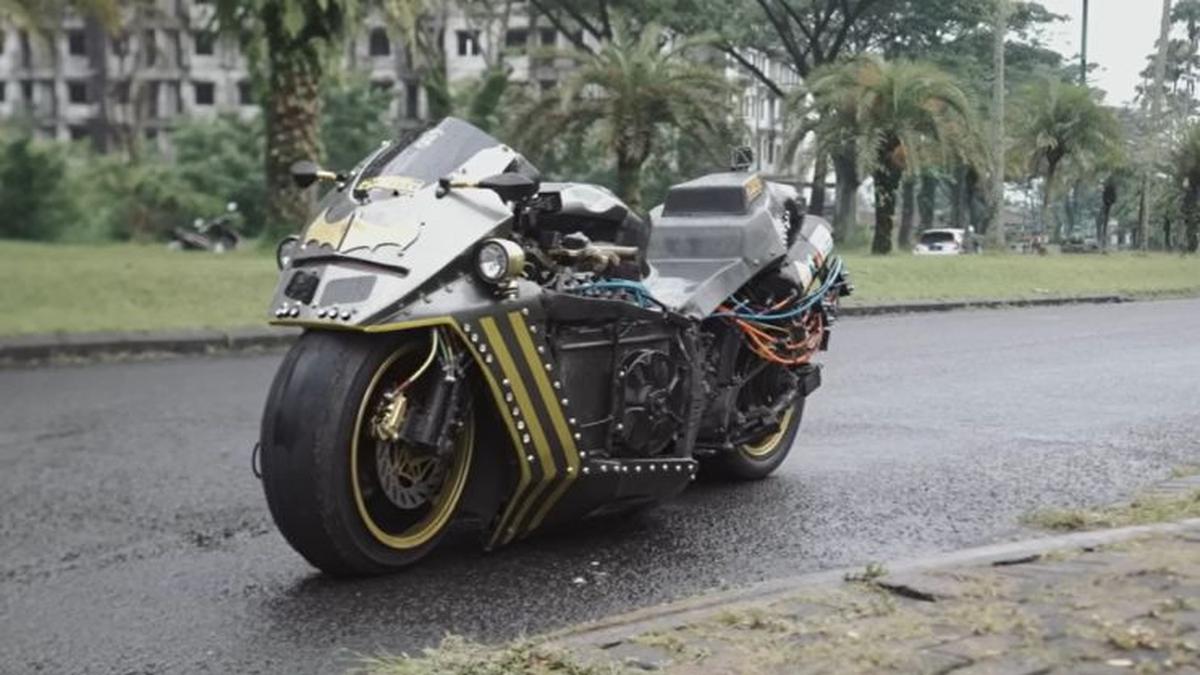 Motor Batman Ini Bermesin Mobil, Biaya Modifnya Sampai Rp 80 Juta